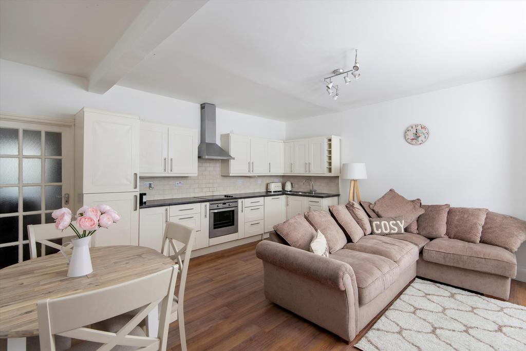 Edith Grove, Chelsea, London, SW10 2 bed flat - £585,000
