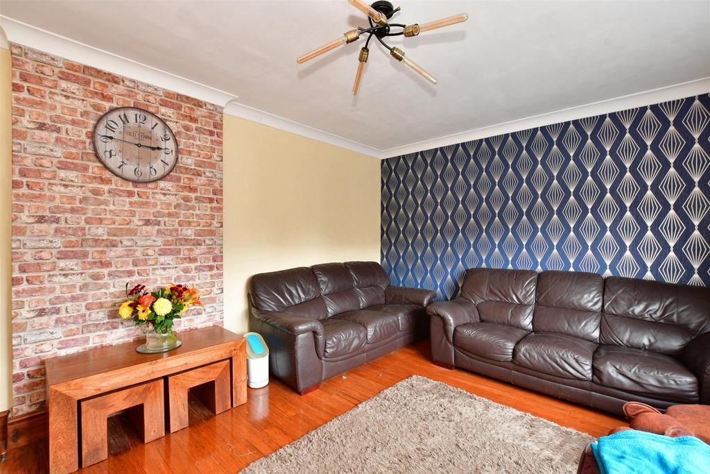 Bishops Oak Ride, Tonbridge, Kent 3 bed semi-detached house - £450,000