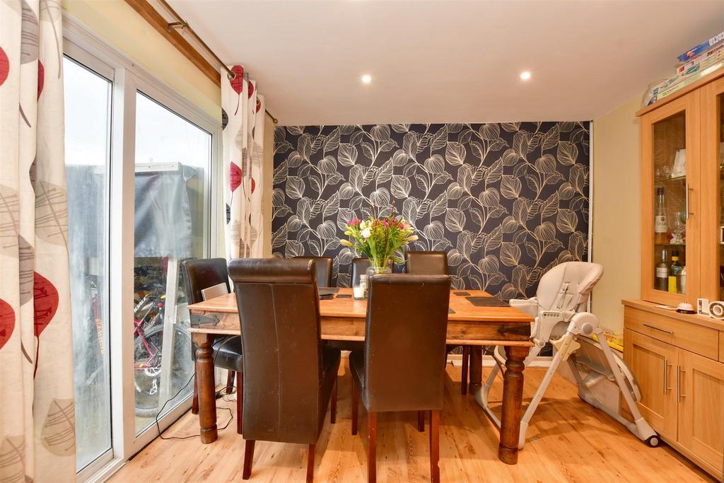 Bishops Oak Ride, Tonbridge, Kent 3 bed semi-detached house - £450,000