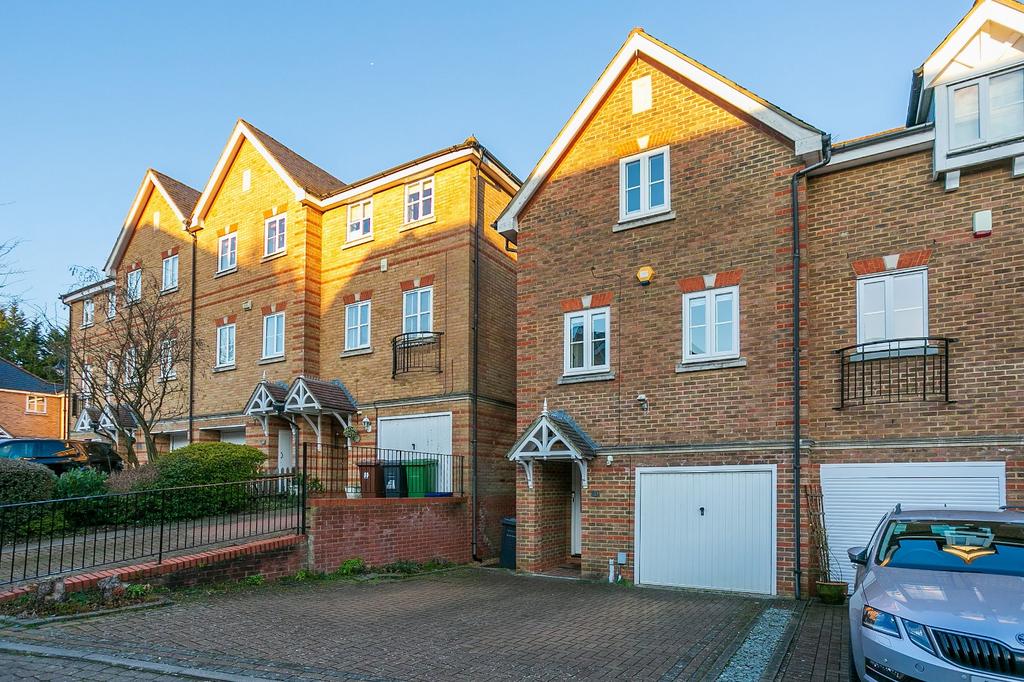 Montague Hall Place, Bushey Village, Hertfordshire, WD23 3 bed end of ...