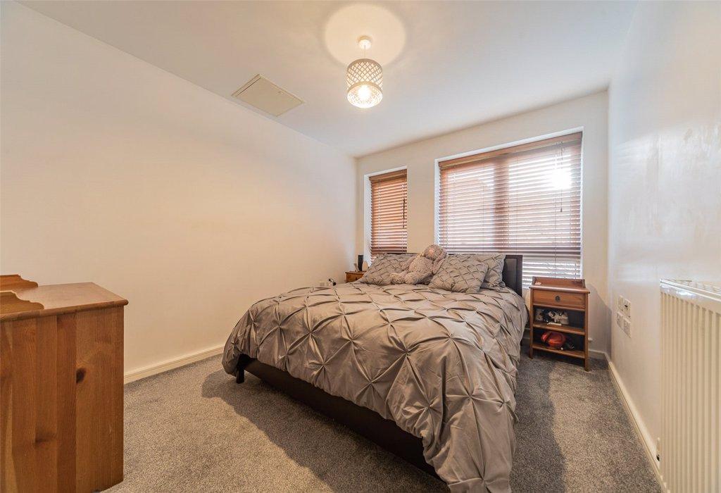 Springhead Parkway, Northfleet... 2 bed apartment - £1,450 pcm (£335 pw)