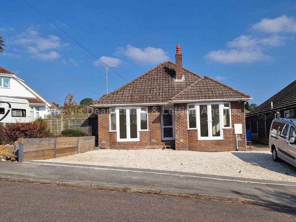 Close to the Beach, Hamworthy, Poole 3 bed detached bungalow - £1,800 ...