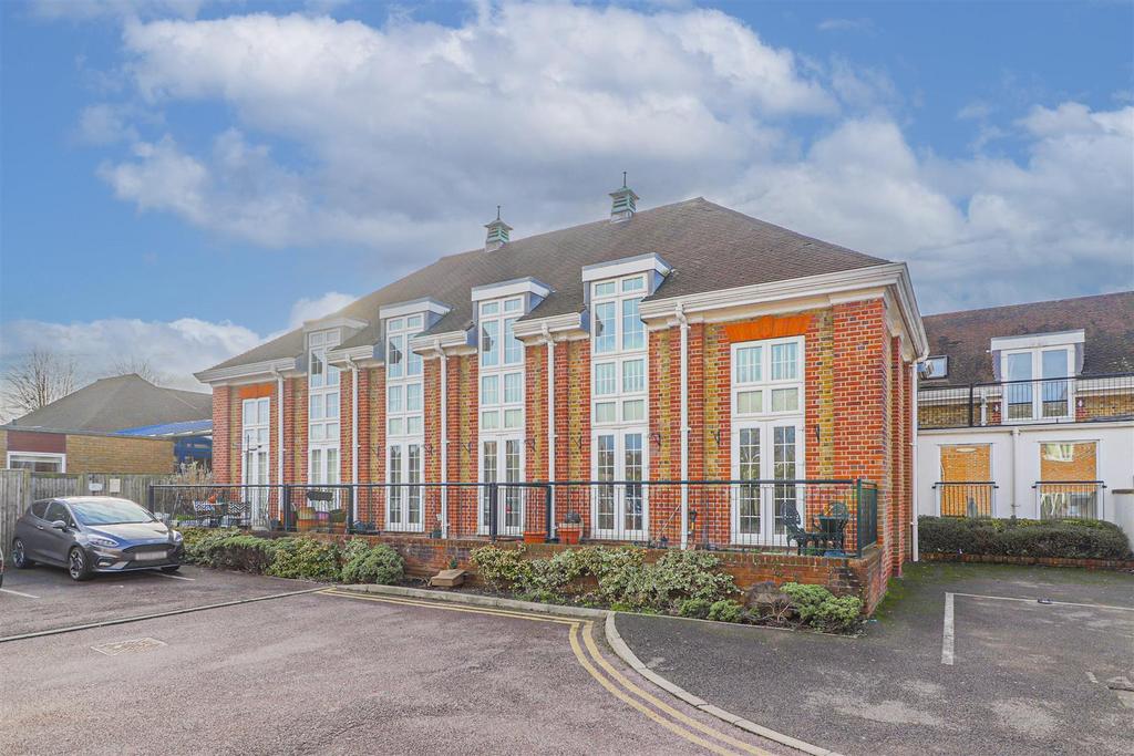 Isabel Court, Hoddesdon 2 bed maisonette - £307,000