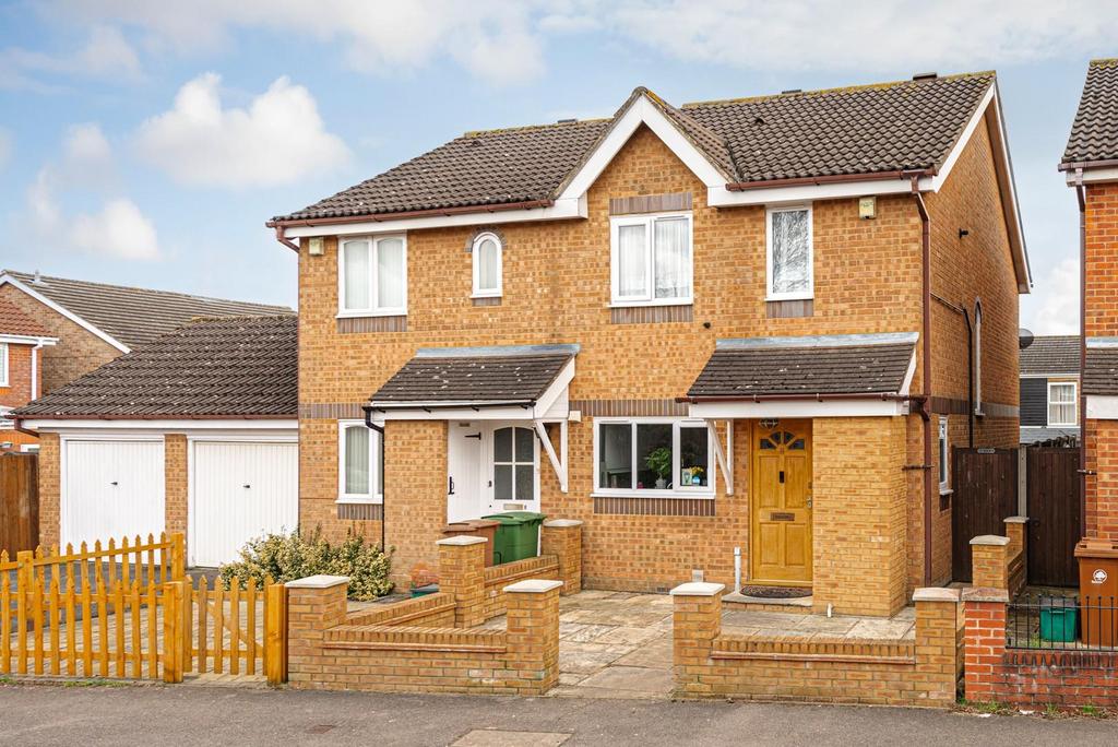 Cotswold Way Worcester Park 3 Bed Semi Detached House £575 000