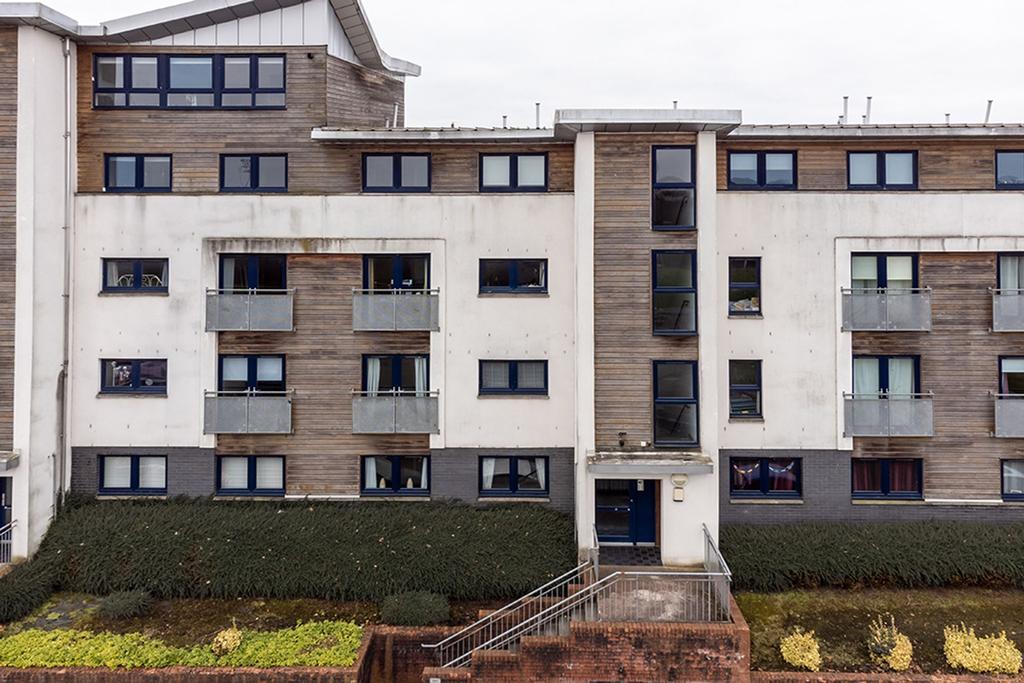 Springburn Road, Glasgow, G21 2 bed ground floor flat - £115,000