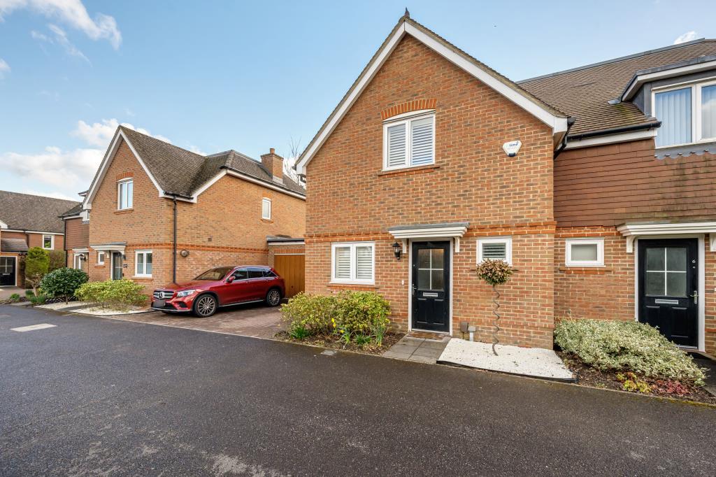 Old Woking, Surrey, GU22 3 bed semi-detached house - £575,000