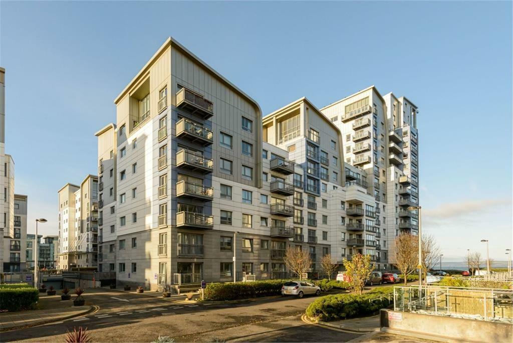 9, Western Harbour Midway, Leith... 2 bed flat - £1,295 pcm (£299 pw)