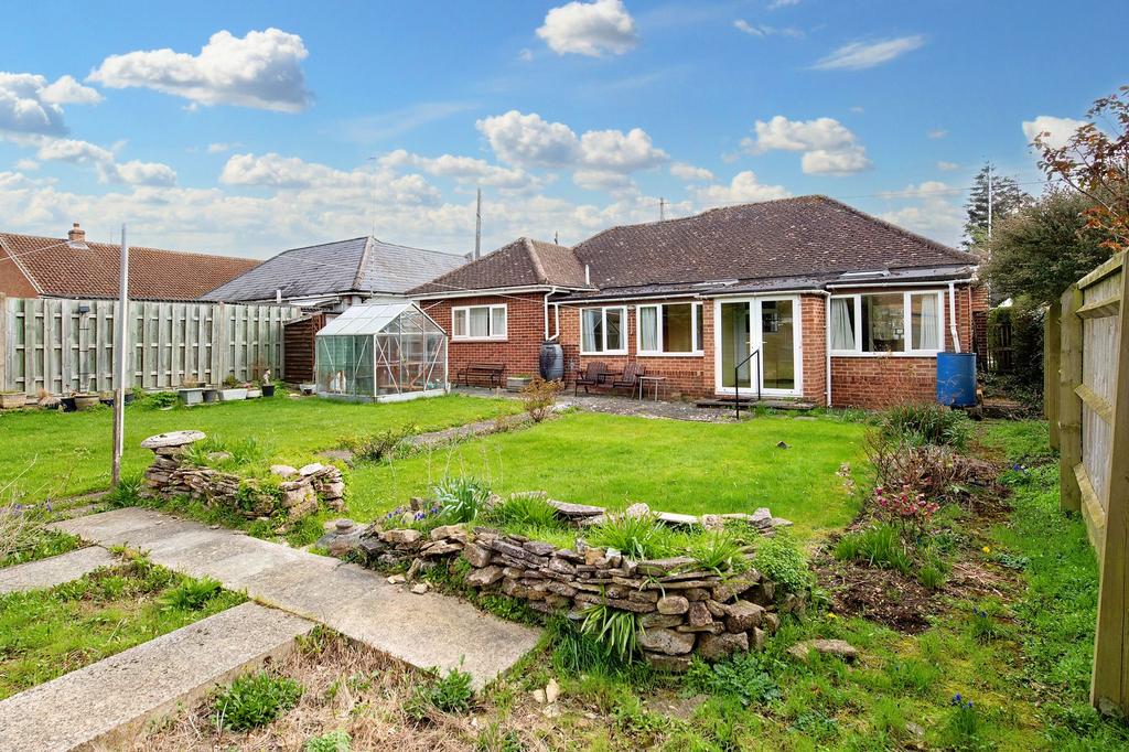 West Avenue, Abingdon, OX14 2 bed detached bungalow - £500,000