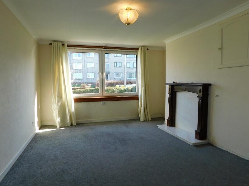 18, Oxgangs Farm Drive, Edinburgh... 2 bed flat - £950 pcm (£219 pw)