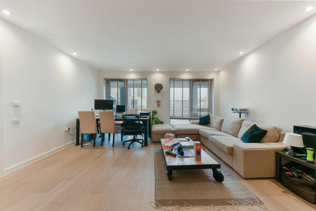 Constance Court, Battersea, London, SW11 2 bed apartment - £2,752 pcm ...