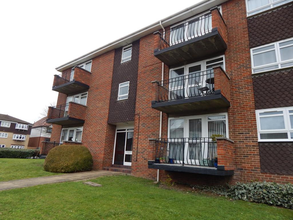 Hall Lane, Upminster RM14 2 bed apartment - £1,425 pcm (£329 pw)