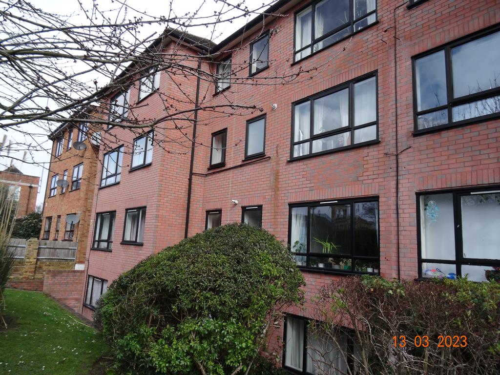 Brooklands Court, Surbiton Road... 2 bed flat - £1,495 pcm (£345 pw)