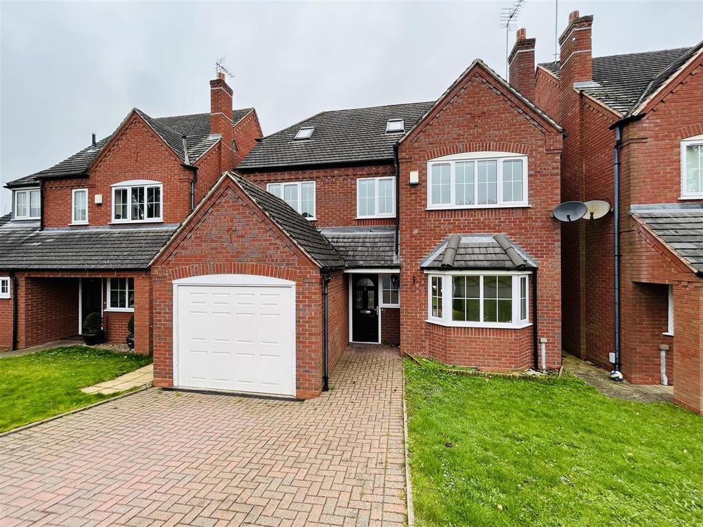 3 Mirbeck Close, Finchfield... 5 bed detached house - £1,450 pcm (£335 pw)