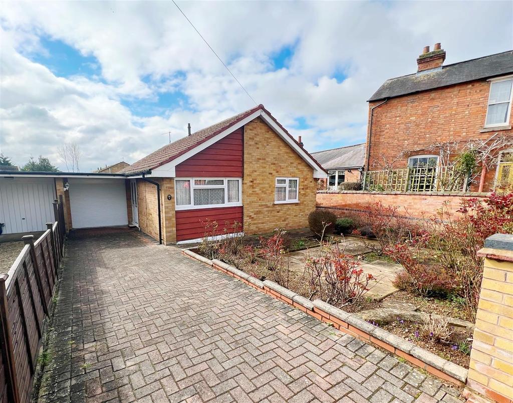Sandfield Road, Stratford-upon-Avon 2 bed semi-detached bungalow - £335,000
