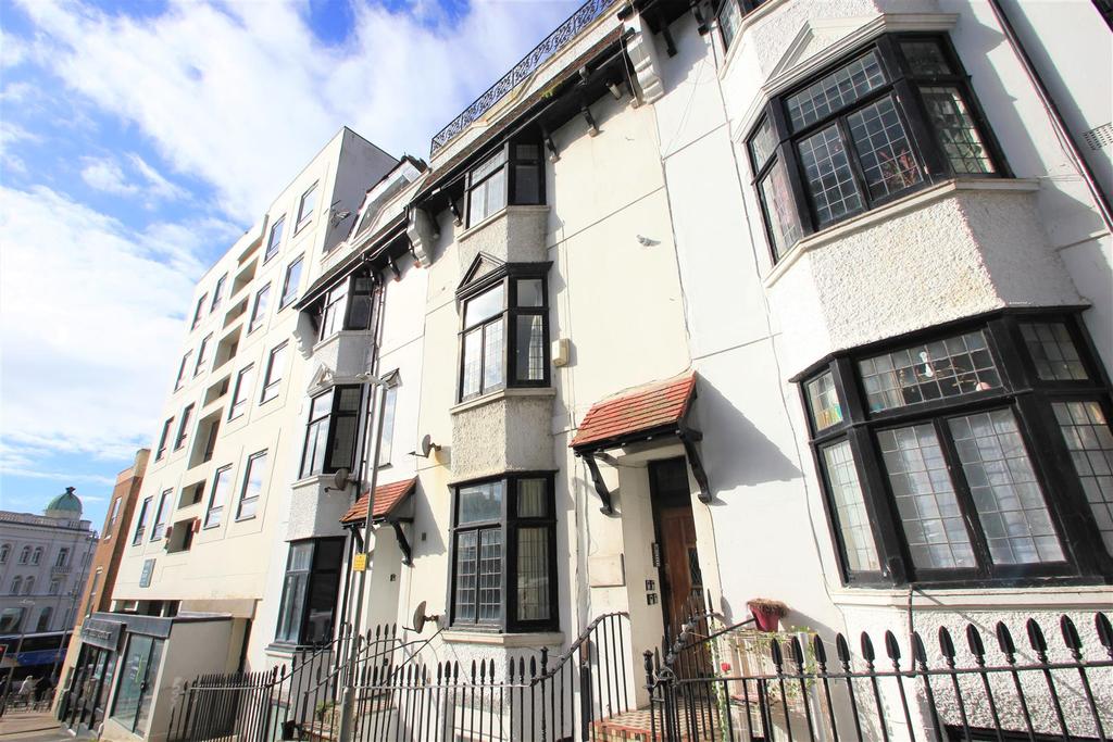 Queen Square, Brighton, East Sussex 2 bed flat - £1,350 pcm (£312 pw)