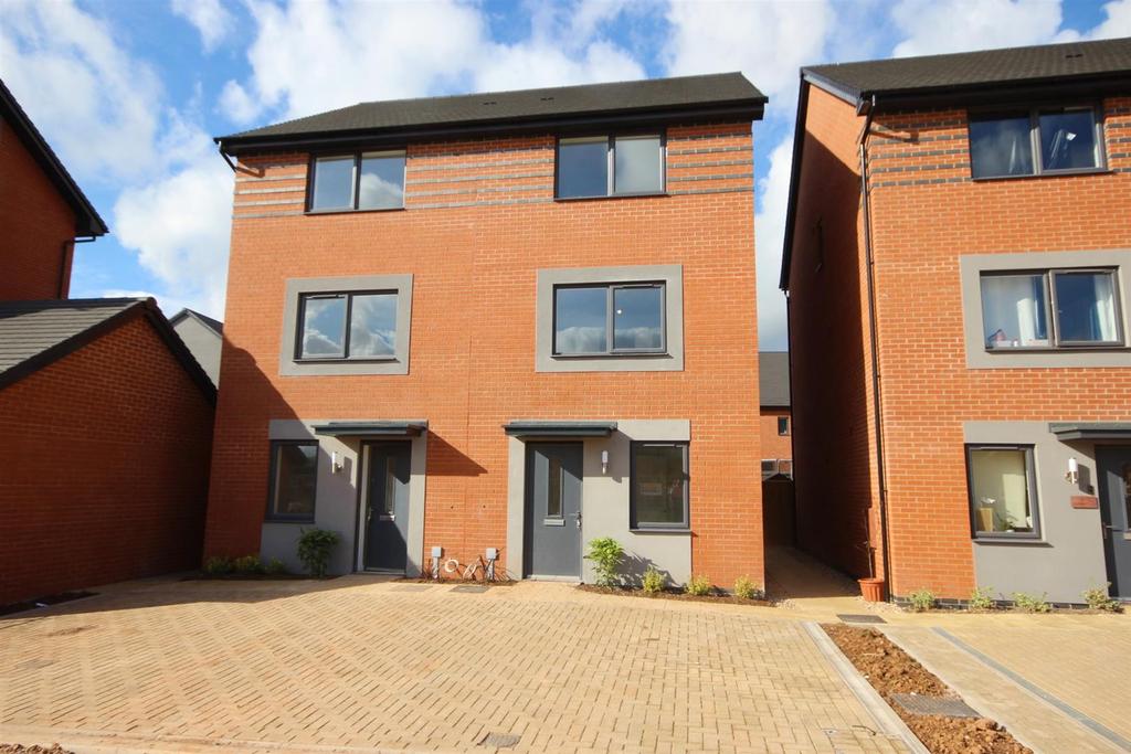 Elmores Well Avenue, Exeter 4 bed townhouse - £1,500 pcm (£346 pw)