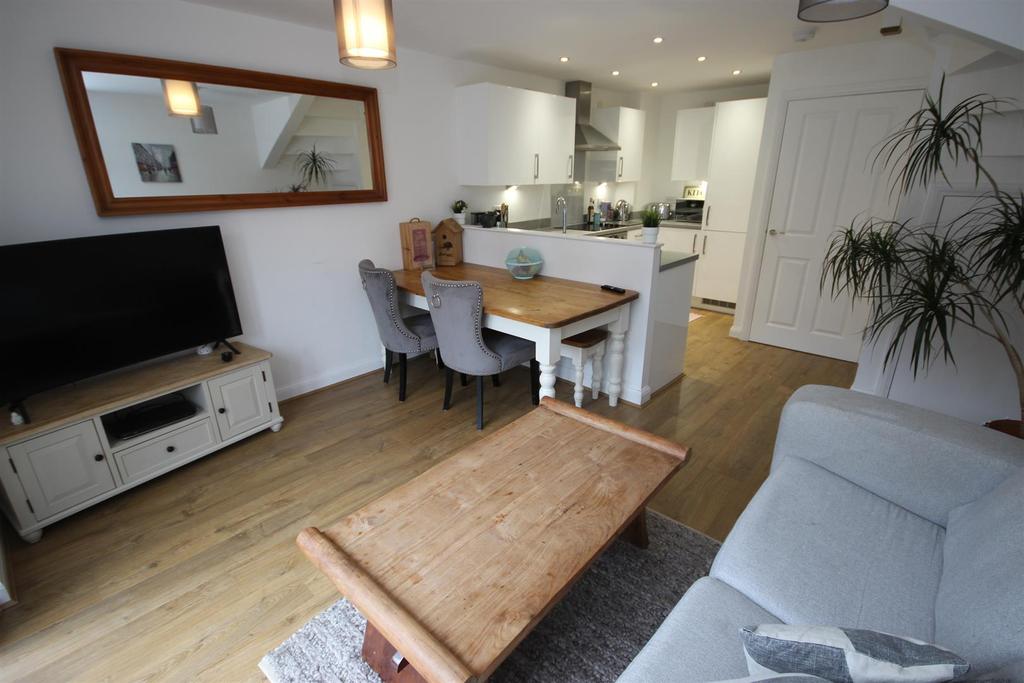 Elmores Well Avenue, Exeter 4 bed townhouse - £1,500 pcm (£346 pw)
