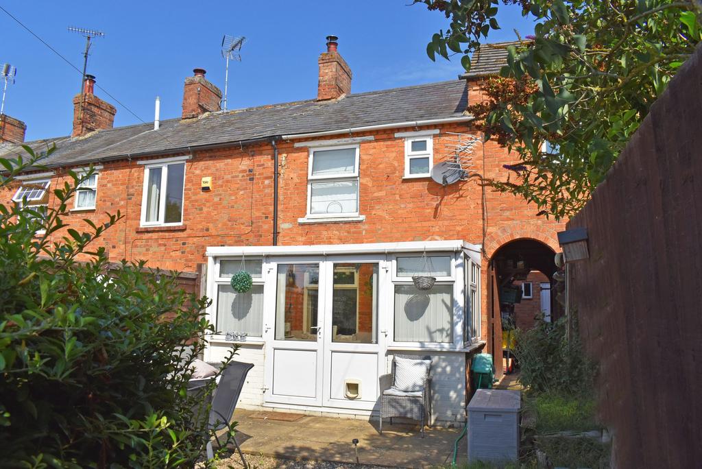 South Terrace, Greens Norton, NN12 2 bed property - £750 pcm (£173 pw)