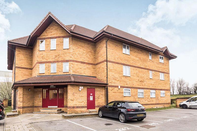 Frobisher Road, Erith DA8 2 bed flat to rent - £1,350 pcm (£312 pw)