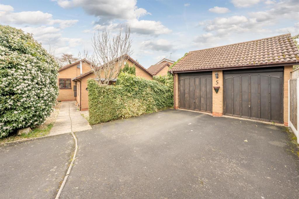 Sunningdale Close, Stourbridge, DY8 2LS 3 bed detached bungalow - £479,950