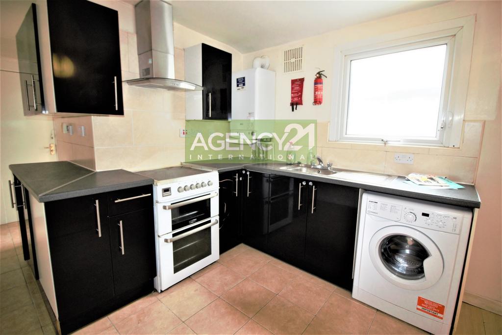 Romford Road, Manor Park, E12 3 bed flat - £1,800 pcm (£415 pw)