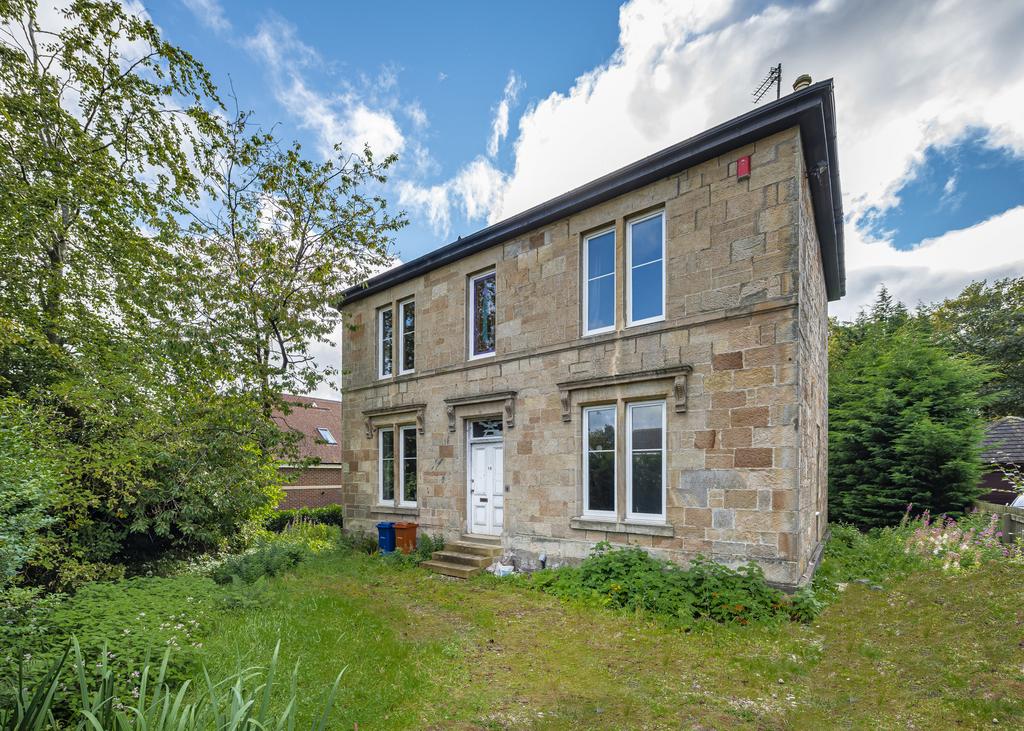 16 Heath Avenue, Lenzie, G66 4LG 4 bed detached villa - £725,000
