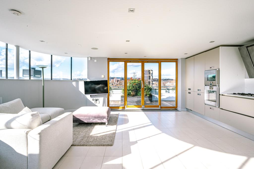 Highgate Road, London, NW5 3 bed flat - £3,987 pcm (£920 pw)