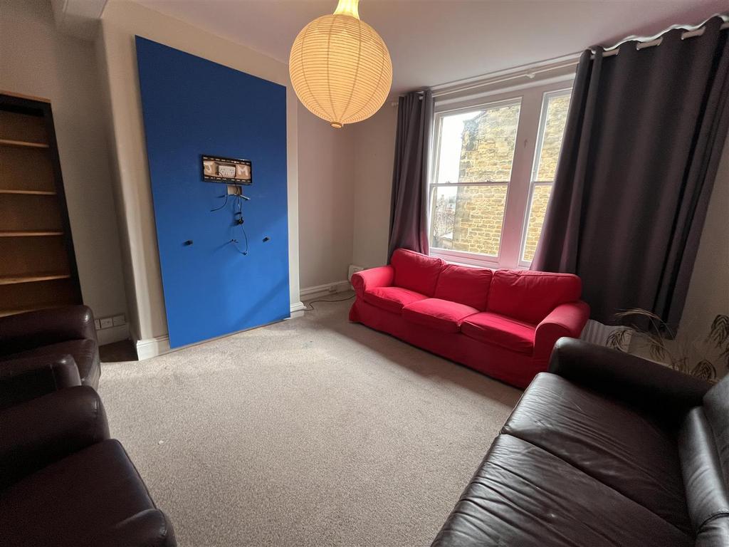 Curbar HouseNorth Church... 3 bed flat - £900 pcm (£208 pw)