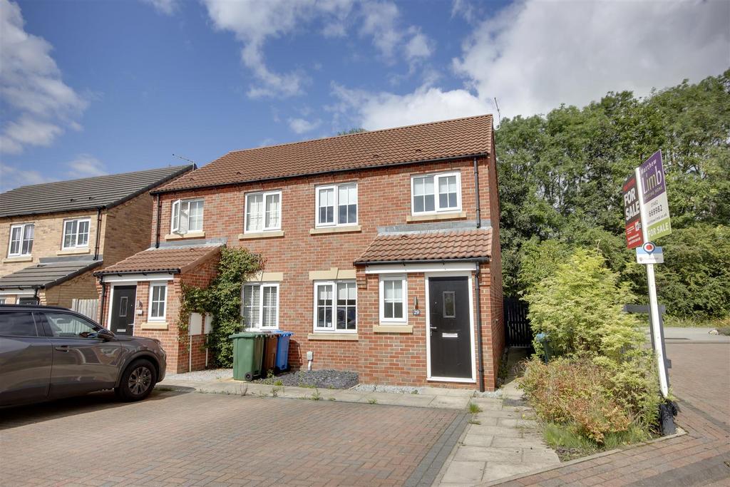 Longleat Avenue, Elloughton 3 bed semi-detached house - £190,000