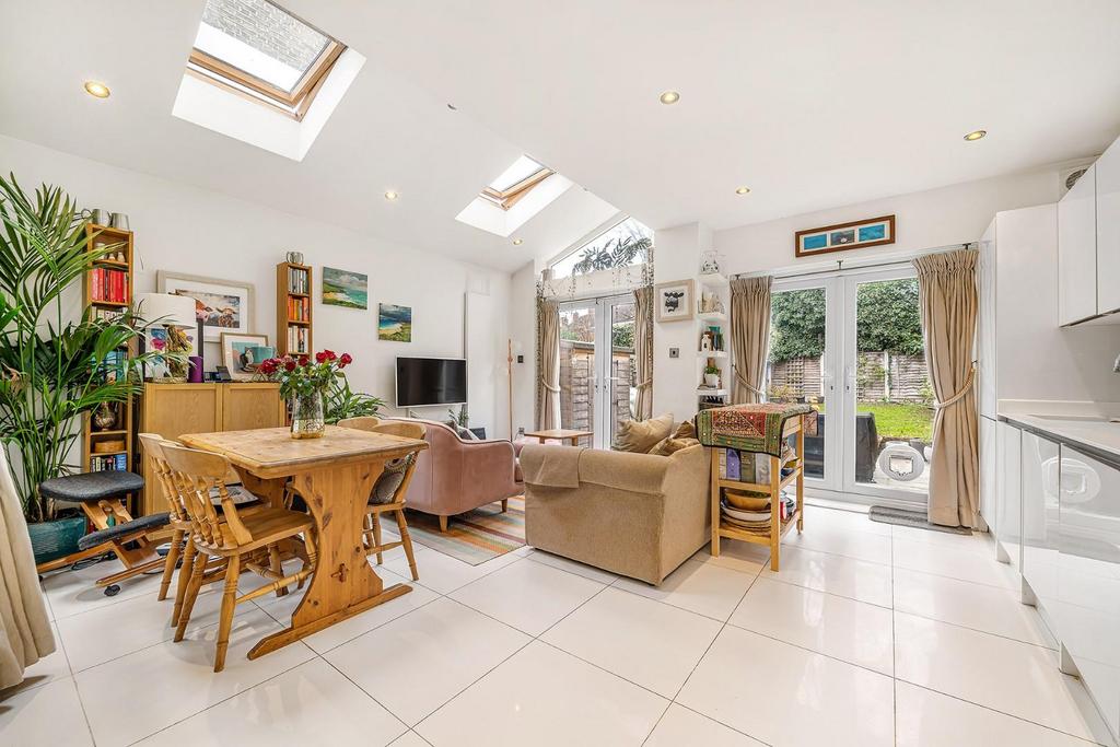 Medora Road, SW2 2 bed flat - £650,000