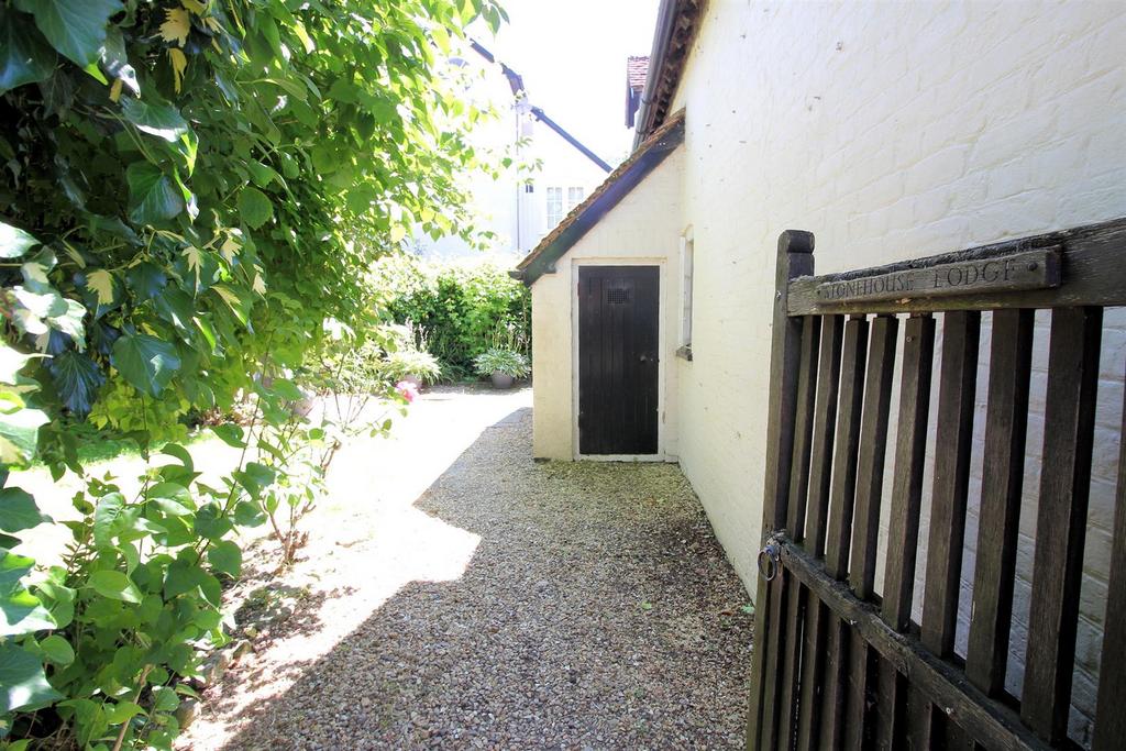 Oving Road, Whitchurch 3 bed semi-detached house - £1,400 pcm (£323 pw)