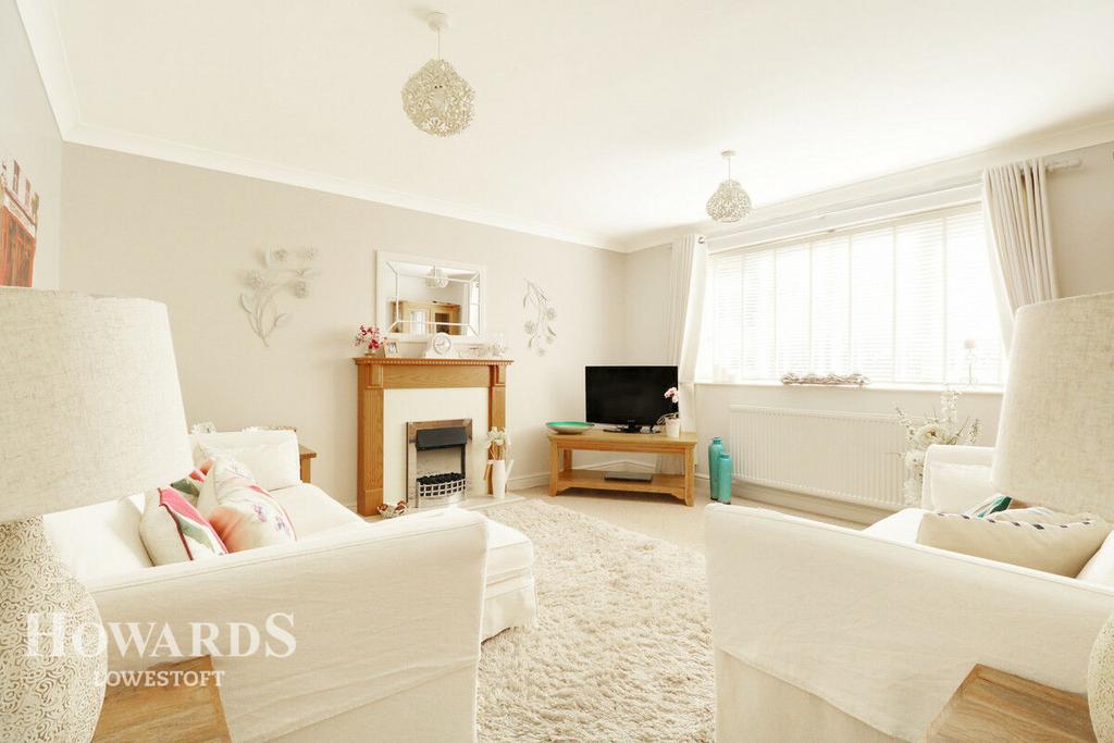 Mills Drive, Corton 3 bed detached bungalow - £340,000