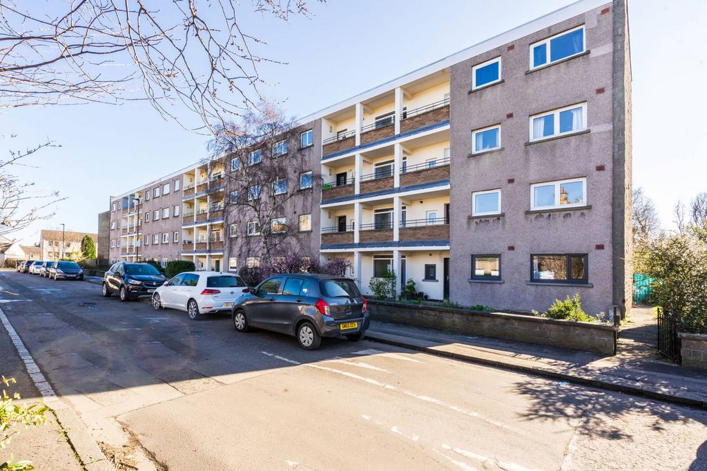 1/7 Trinity Court, Trinity... 3 bed flat - £200,000