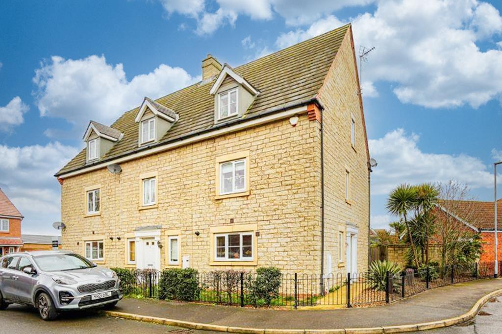 James Drive, Calverton, Nottingham 3 bed townhouse - £270,000