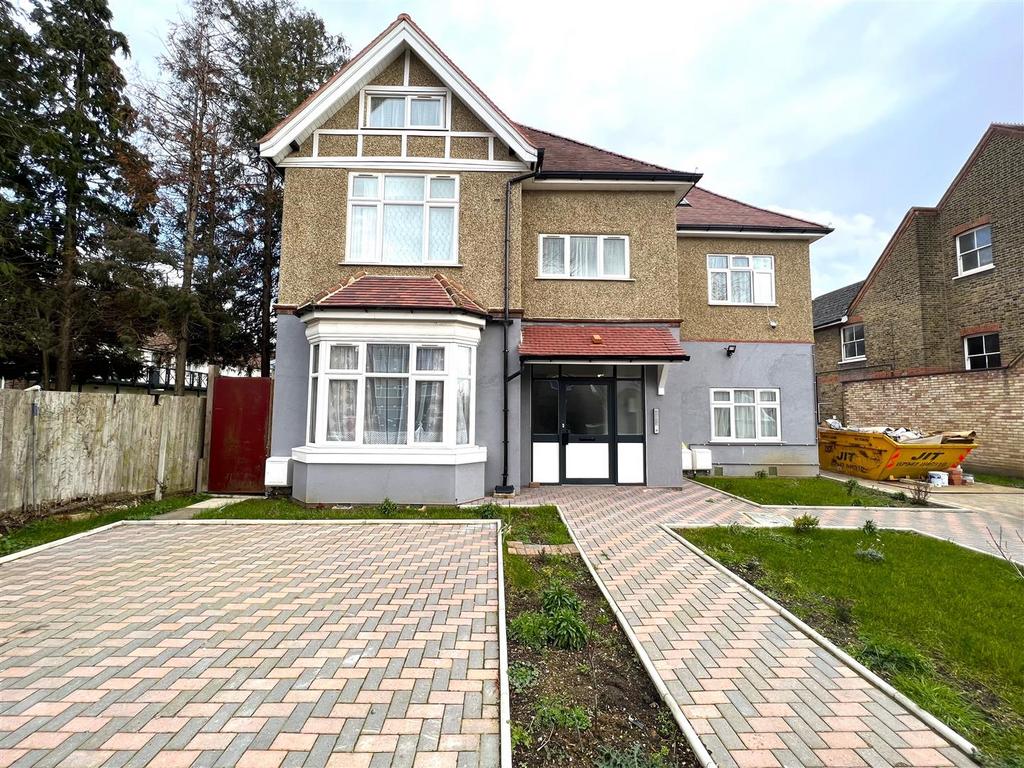 Harrowdene Road, Wembley 1 bed flat - £1,400 pcm (£323 pw)
