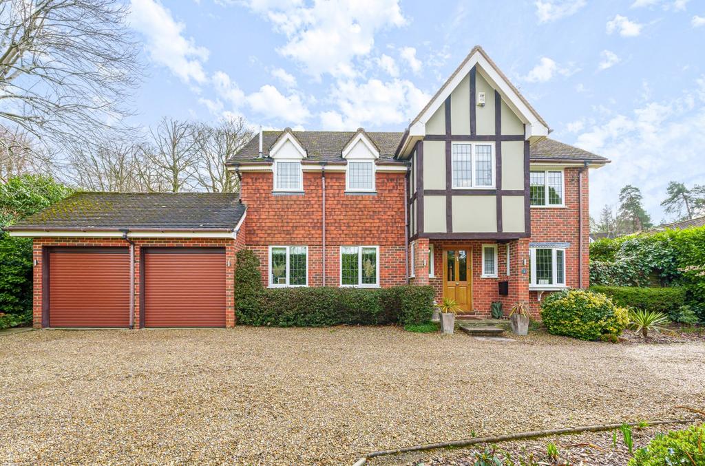 Gainsborough Close, Camberley, Surrey, GU15 5 bed detached house for ...