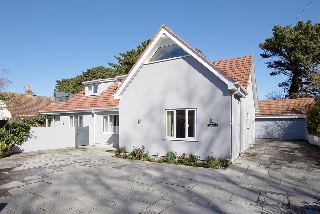 La Vassalerie, St Andrew's, Guernsey... 4 bed detached house - £1,275,000