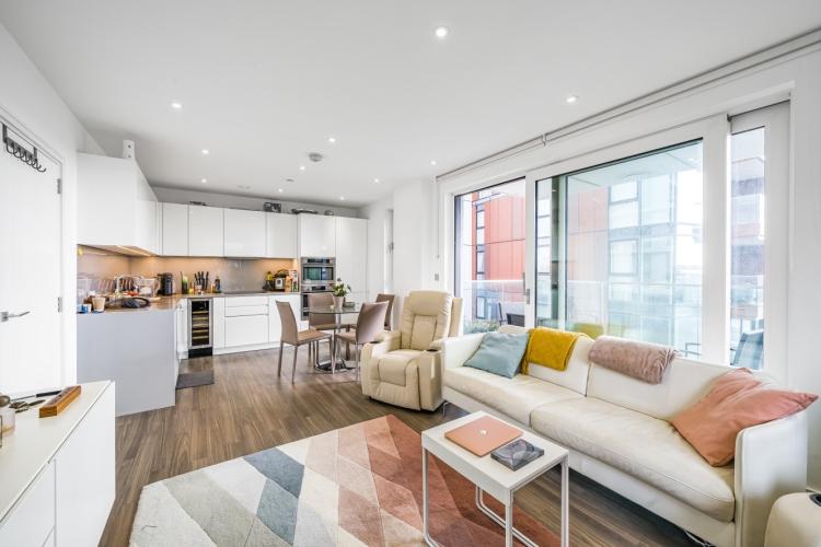 Wandsworth Road London SW8 2 bed flat - £3,142 pcm (£725 pw)