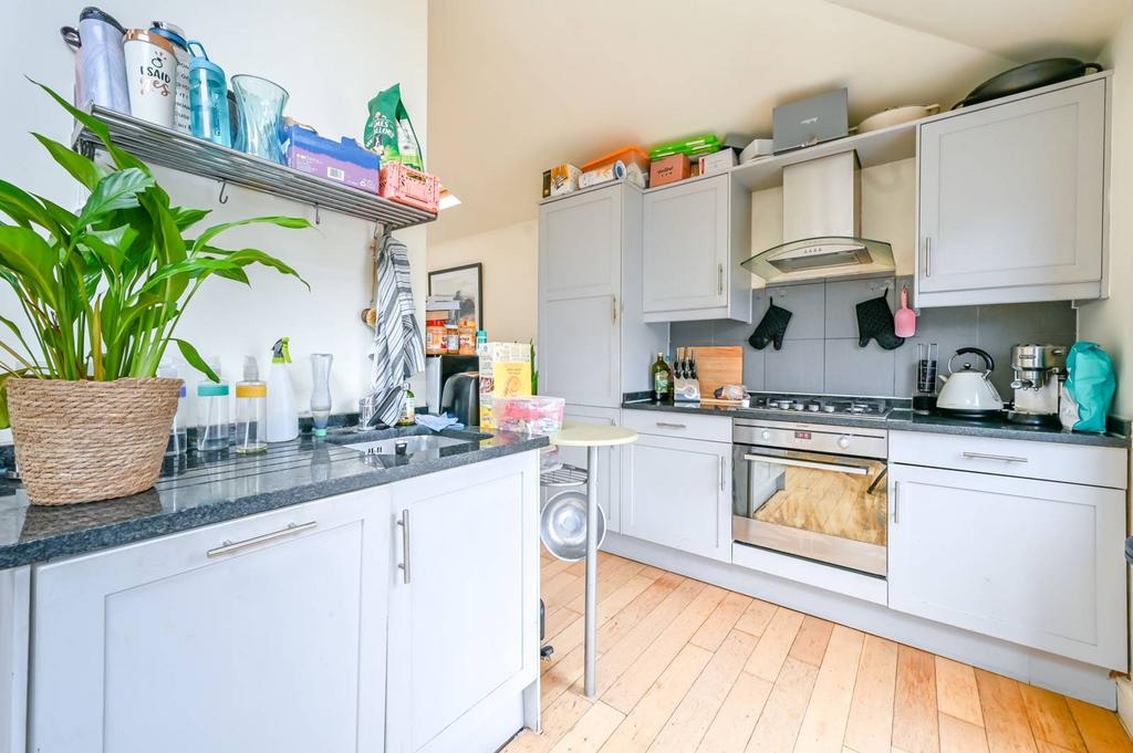 Carminia Road, Heaver Estate, London... 2 bed flat - £2,817 pcm (£650 pw)