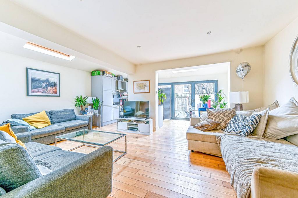 Carminia Road, Heaver Estate, London... 2 bed flat - £2,817 pcm (£650 pw)