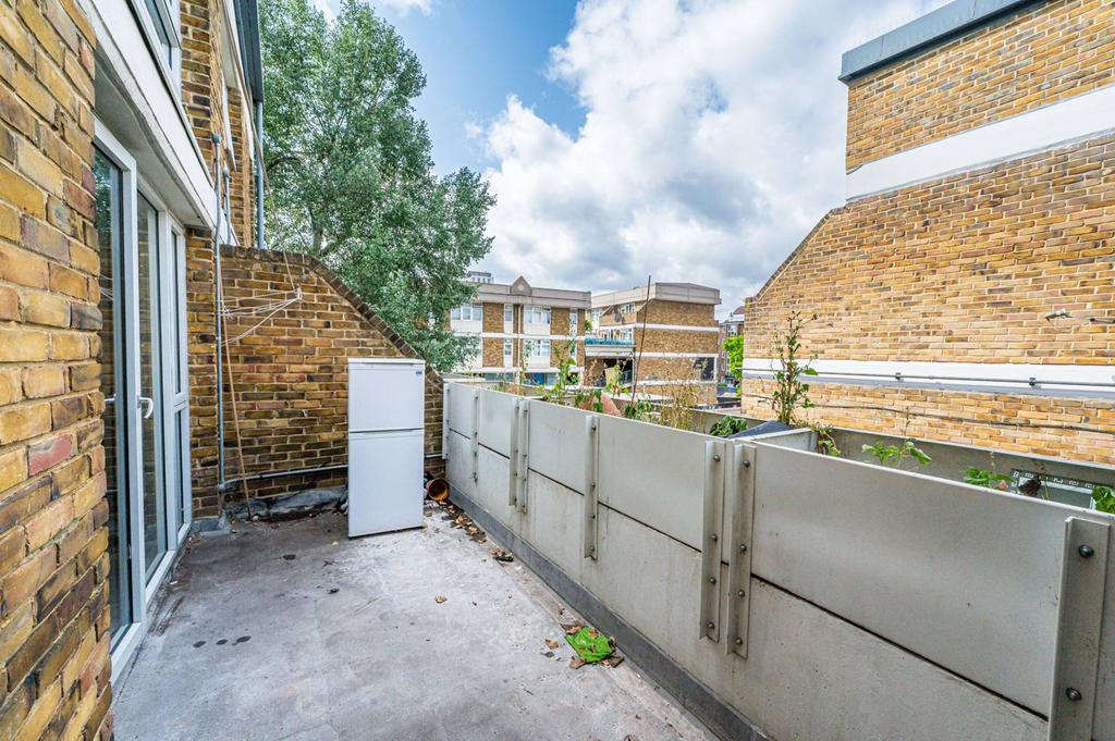 Aytoun Road, SW9, Stockwell, London, SW9 3 bed flat - £360,000