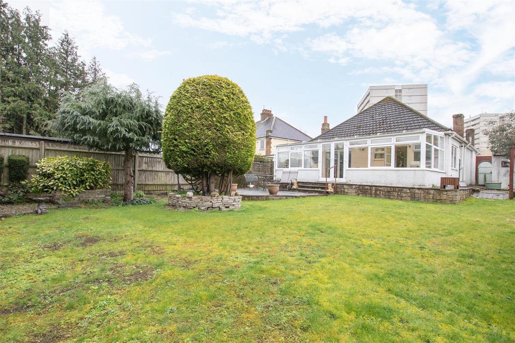 Brigadier Hill, Enfield 3 bed detached bungalow for sale - £630,000