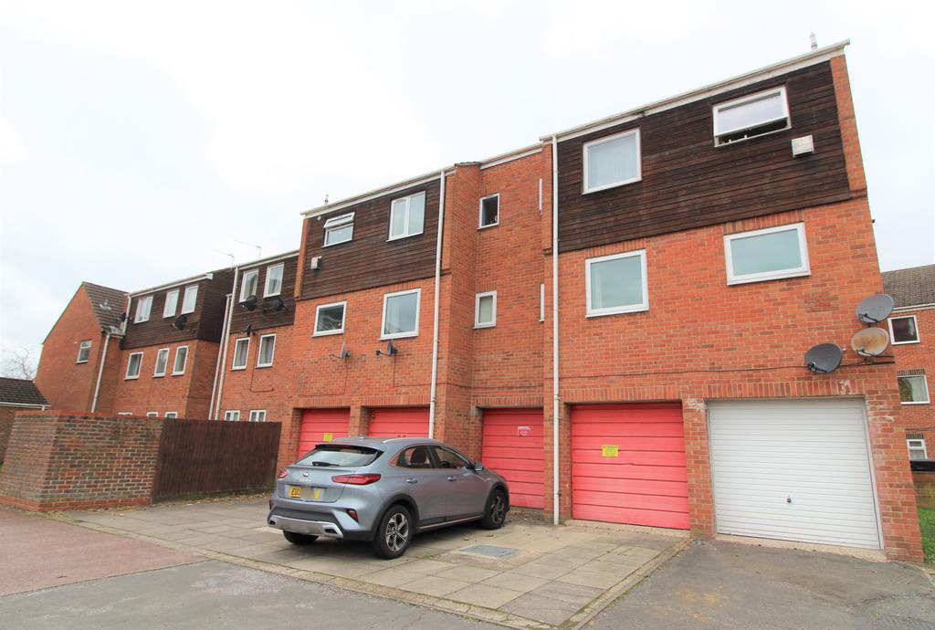 Rochfords Gardens, Slough SL2 2 bed flat - £1,295 pcm (£299 pw)