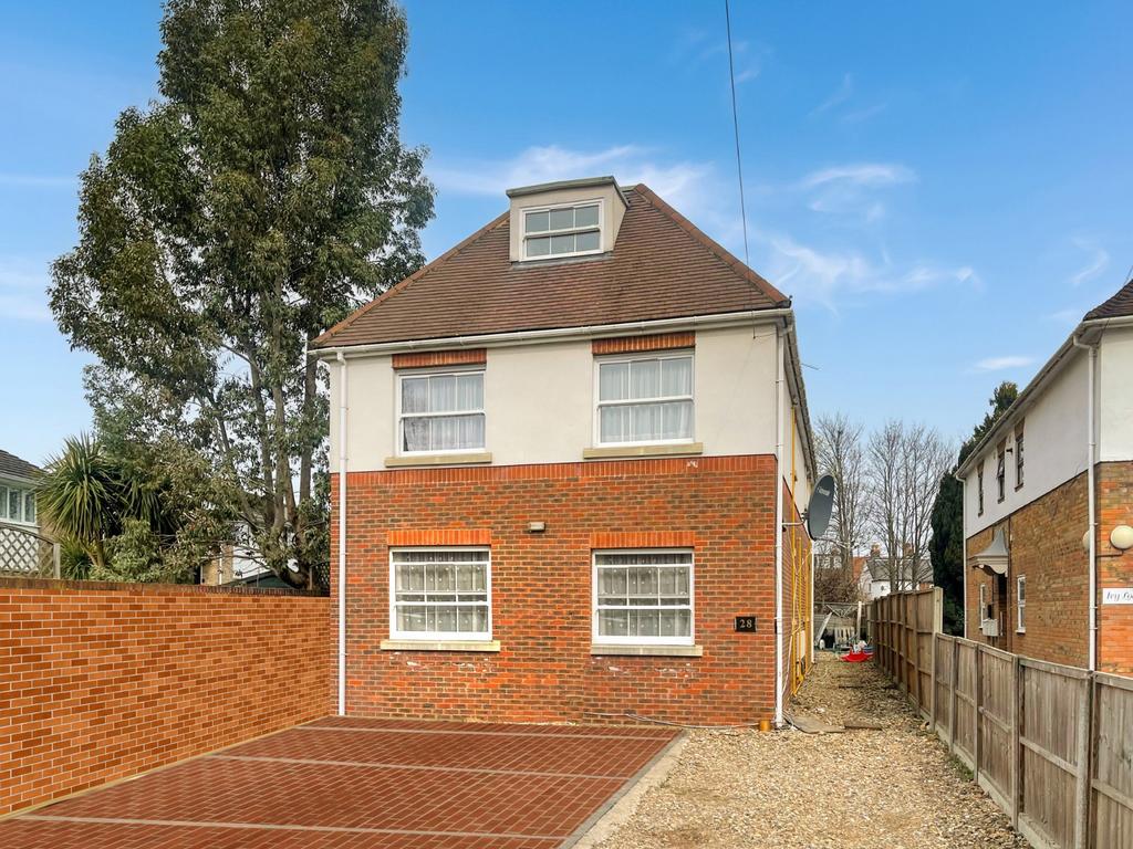 Simplemarsh Road, Addlestone, Surrey... 1 bed apartment - £1,150 pcm (£ ...