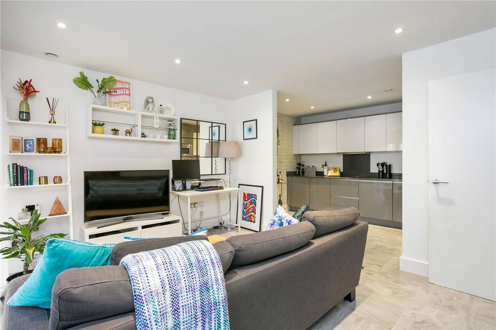 Whiston Road, London, E2 1 bed apartment - £1,900 pcm (£438 pw)