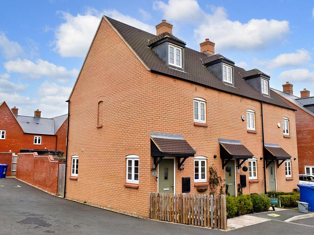 Catterick Way, Towcester, NN12 3 bed end of terrace house - £280,000