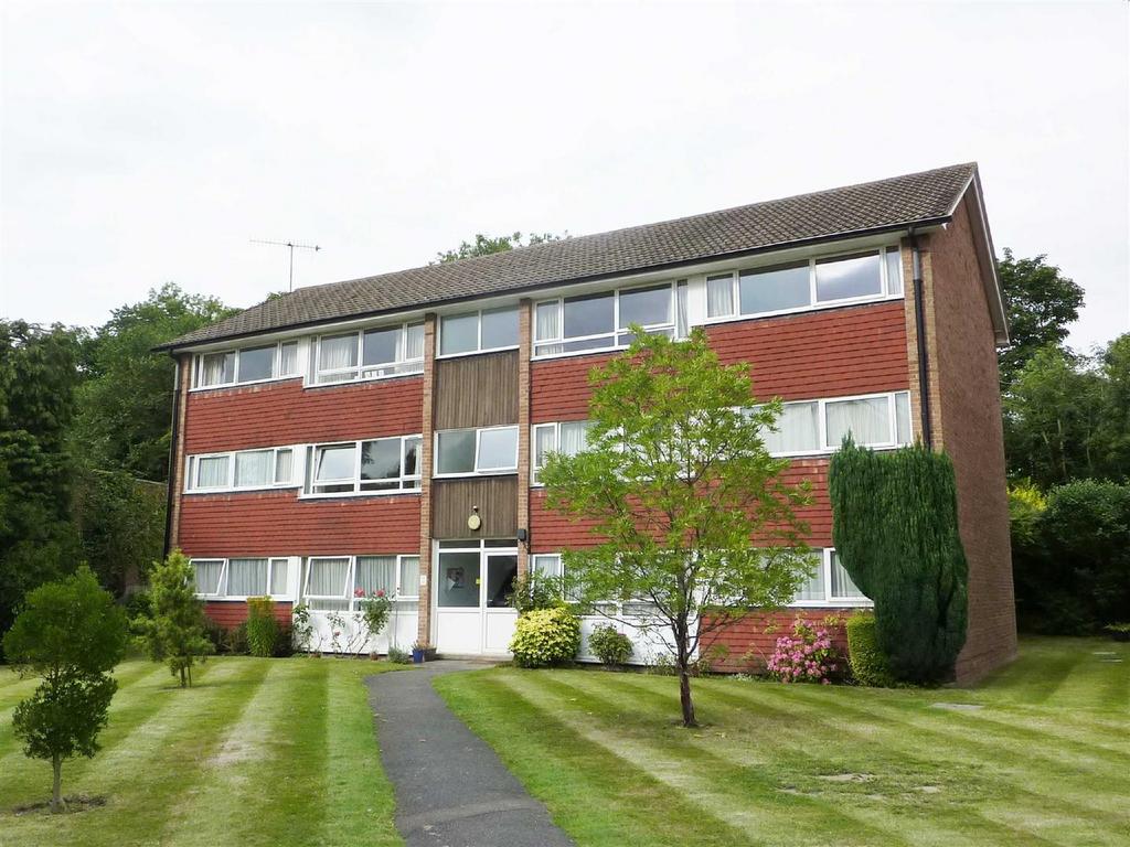 Master Close, Oxted 2 bed flat - £1,300 pcm (£300 pw)