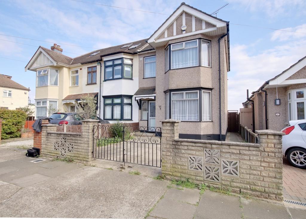 Eastwood Drive, Rainham RM13 3 bed end of terrace house - £400,000