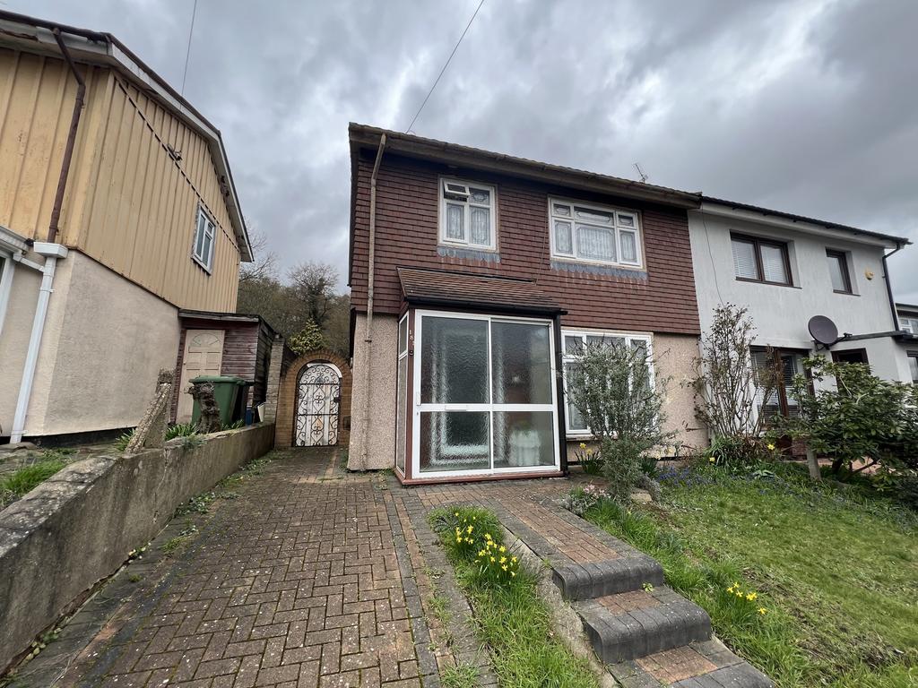 Brocket Way, Chigwell IG7 3 bed semi-detached house - £395,000
