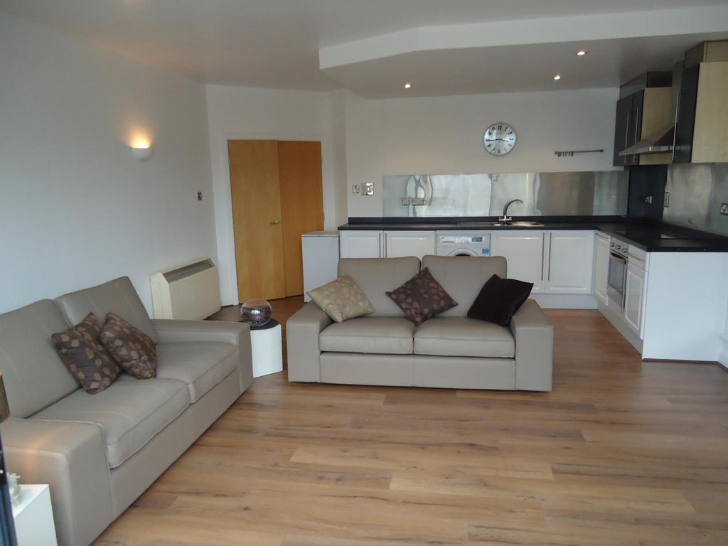 South Parade, Leeds, West Yorkshire... 2 bed flat to rent - £1,325 pcm ...